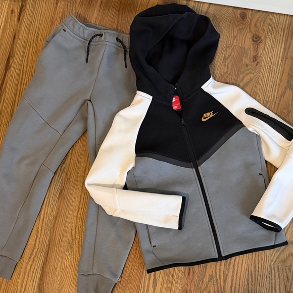 Nike | Matching Sets | Nike Tech Kids Gray And Black Jogger Set Mediun ...